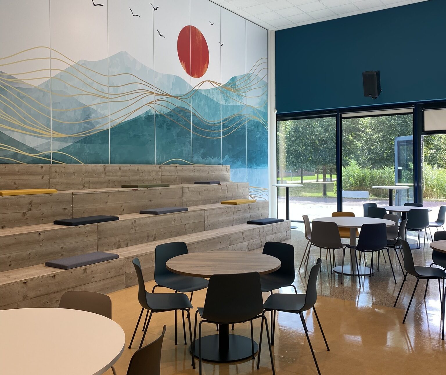 Een kleurrijke aula voor een Mavo | EPS-Presentation